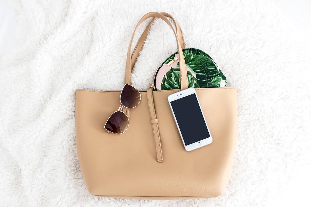 5 Essential Items Needed In Working Mom's Bag - TWL Working Moms