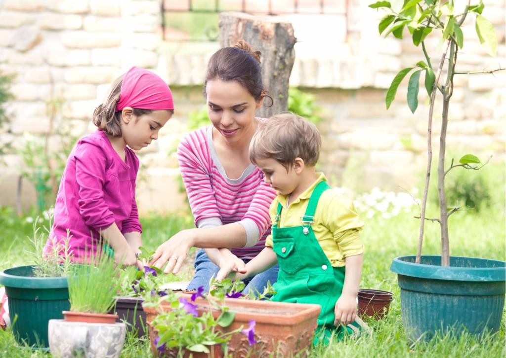 6 Ways to Encourage Your Kids to Be More Generous | TWL